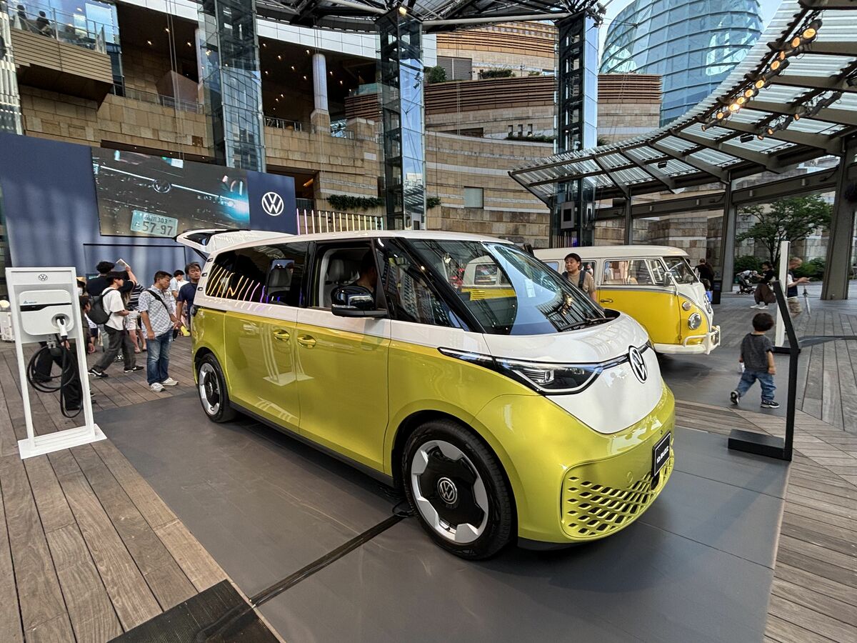 フォルクスワーゲンの新型EVミニバン「ID.Buzz」は、高級ミニバンユーザーのEVシフト第1弾の選択肢となるのか 第一印象の「これって誰が買うの？」が一変、「これはけっこう、売れそうだ」と ...