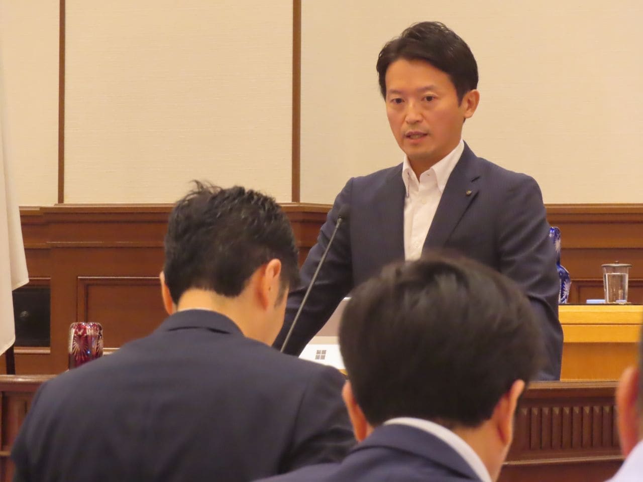 写真ギャラリー4枚め｜【兵庫県知事選から1年】斎藤元彦知事の「質問に答えない答弁」「個人アピールのSNS」…加速する唯我独尊と馬耳東風 SNS選挙の成功体験で、はっきり使い分けるようになった ...