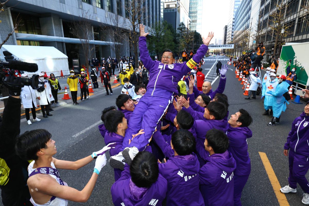 箱根駅伝名将、駒澤・大八木監督はなぜトップダウンから対話型に変身したのか 選手の丸刈り規則をやめ、表現力の豊かさを武器に変えた「駒大の青学化 ...
