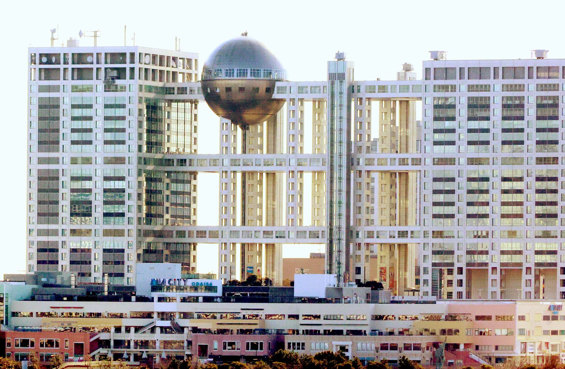 写真ギャラリー1枚め｜中居正広さん引退で大激震フジテレビ、「電波停止」「免許取り消し」総務省が踏み込む可能性は？信頼回復へ最後の時 【西田亮介の週刊時評】かつての「三冠王」常連が立たされた窮地 ...