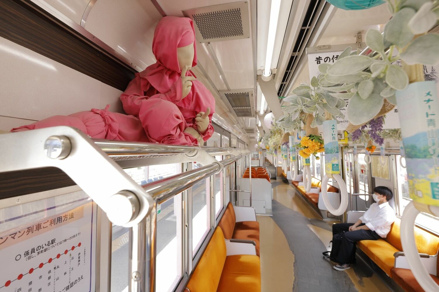 電車の網棚に忍者が！？忍者発祥の地・伊賀を走る伊賀鉄道「忍者列車」、楽しい仕掛けであふれる車内を満喫 日本の鉄道「車両」旅（第13回 ...
