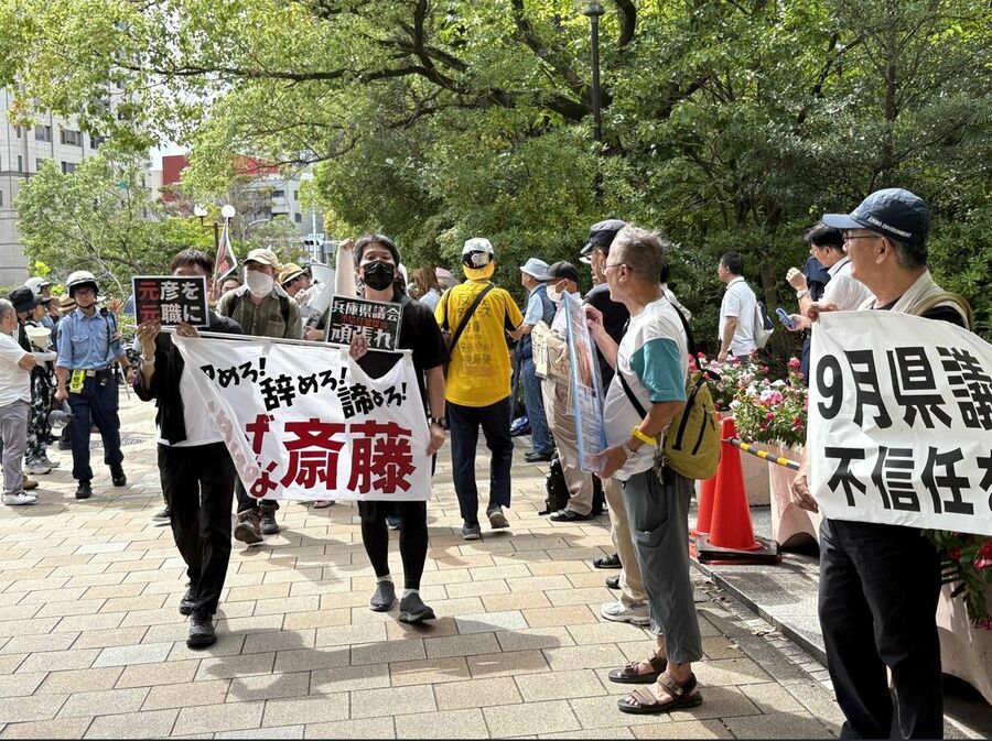 写真ギャラリー1枚め｜【兵庫県知事選から1年】斎藤元彦知事の「質問に答えない答弁」「個人アピールのSNS」…加速する唯我独尊と馬耳東風 SNS選挙の成功体験で、はっきり使い分けるようになった ...