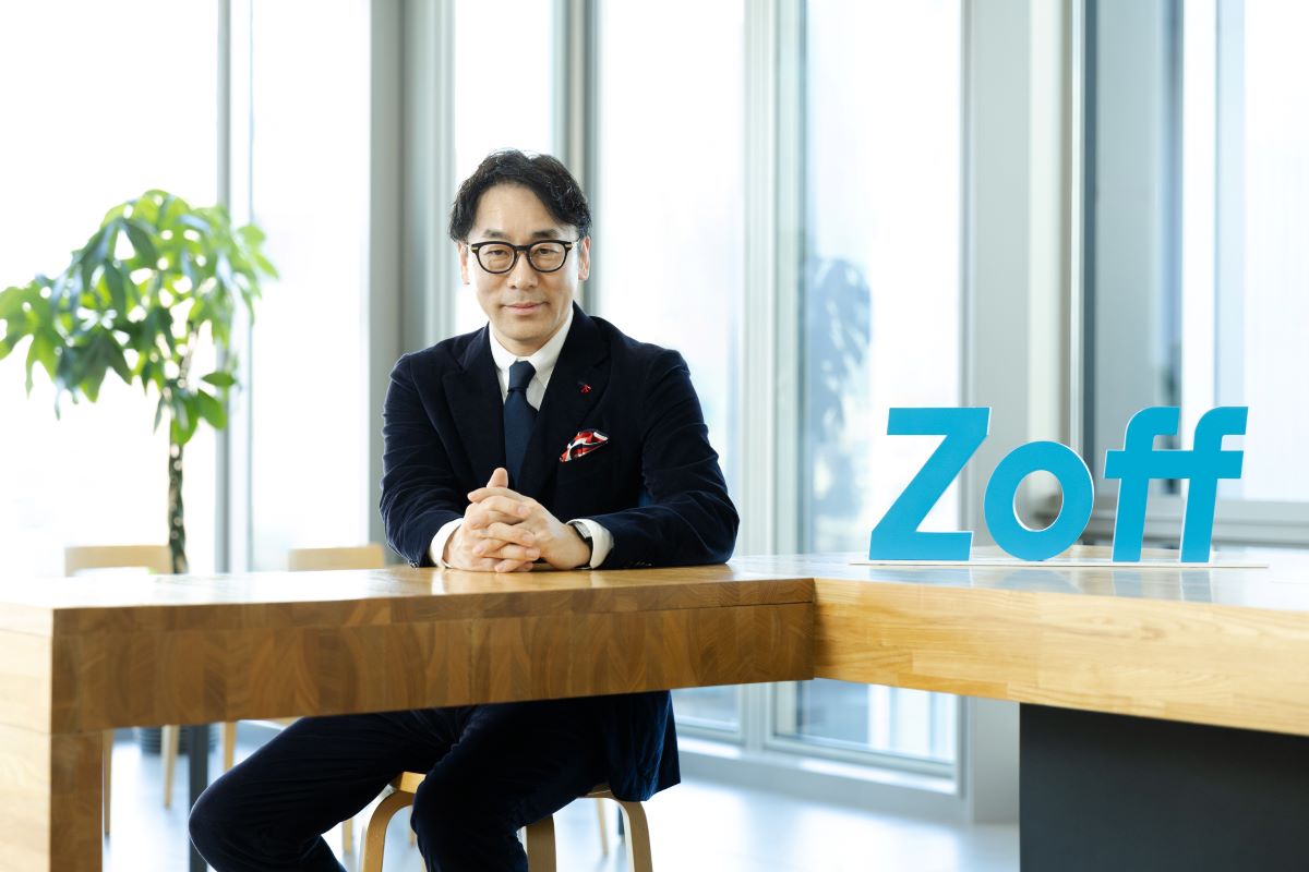 写真ギャラリー1枚め｜「Zoff」運営会社社長が挑む新しいメガネ文化の創造、「Tシャツのように毎日着替える社会」を築くための新戦略 室内・屋外で使い分けが必要ないサングラス、衝撃を和らげる ...