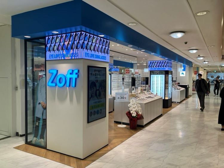 写真ギャラリー10枚め｜「Zoff」運営会社社長が挑む新しいメガネ文化の創造、「Tシャツのように毎日着替える社会」を築くための新戦略 室内・屋外で使い分けが必要ないサングラス、衝撃を和らげる ...