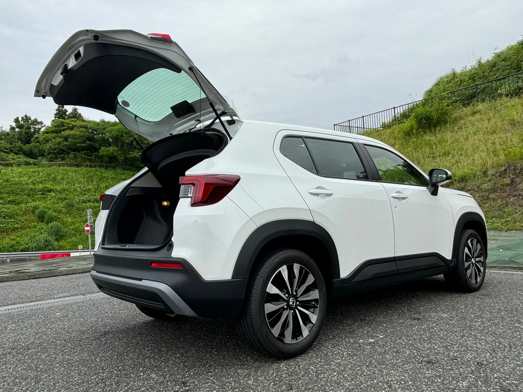 写真ギャラリー1枚め｜ホンダ「WR-V」は「マッタリ」してる！新コンパクトSUVを350km試乗して驚いたハンドリング、実感した大人気のワケ | JBpress (ジェイビープレス)