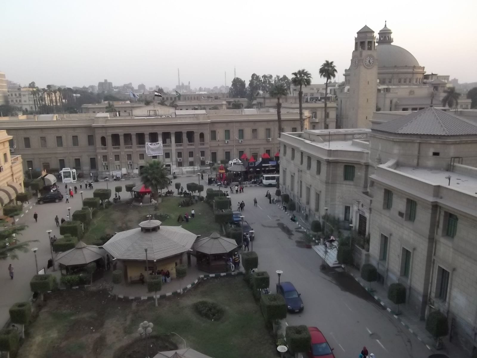 写真ギャラリー1枚め｜徹底研究！小池百合子「カイロ大卒」の真偽〈3〉 エジプトで横行する「不正卒業証書」【JBpressセレクション】 | JBpress (ジェイビープレス)