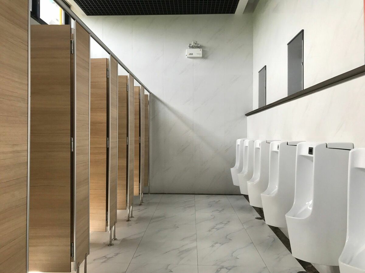 男子トイレ「個室に行列」の謎、小便器はがら空きなのに(1/3) | JBpress (ジェイビープレス)