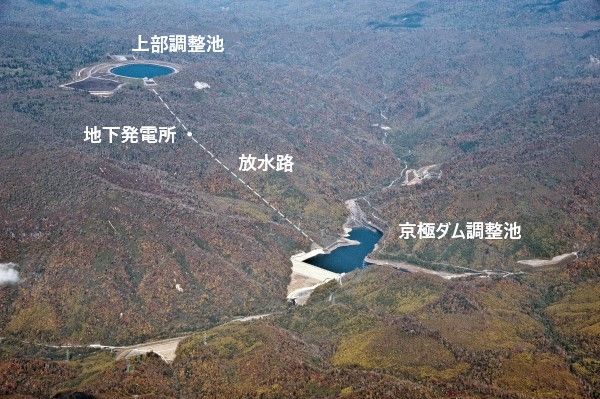 写真ギャラリー1枚め｜山の中でひっそりと揚水・発電を繰り返す巨大インフラ、それが揚水式発電所だ 調整池の高低差を利用して蓄電し、電力の安定供給を実現【JBpressセレクション ...
