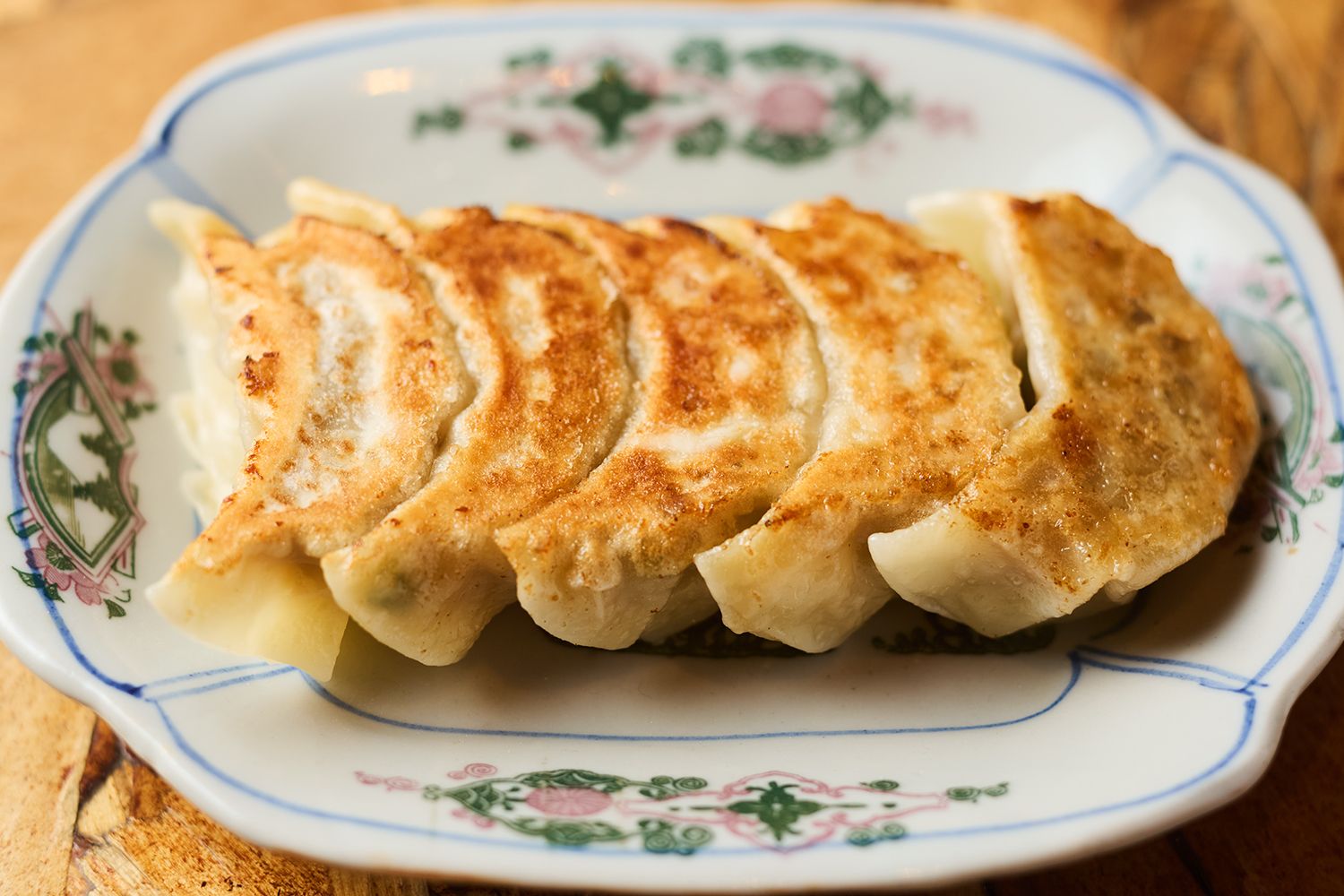 写真ギャラリー4枚め｜学芸大学の高架下、台湾屋台を実感できる「CHI-FO 台湾屋台縁食区」の水餃子 コンセプトは「現地よりもおいしく」何個でも食べられる飽きのこない味 | JBpress ...