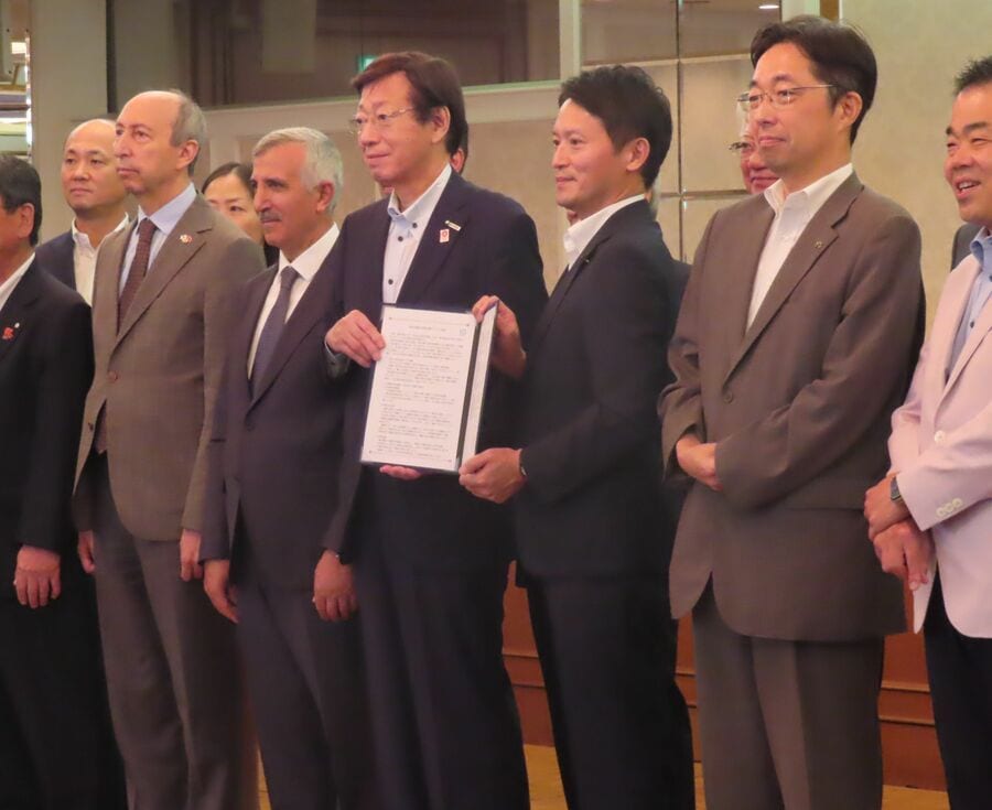 写真ギャラリー1枚め｜【兵庫県知事選から1年】斎藤元彦知事の「質問に答えない答弁」「個人アピールのSNS」…加速する唯我独尊と馬耳東風 SNS選挙の成功体験で、はっきり使い分けるようになった ...