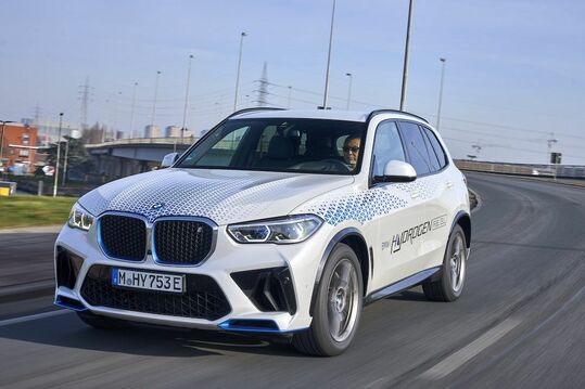 写真ギャラリー10枚め｜BMWのFCV「iX5 Hydrogen」に乗って考える 燃料電池車にはどんな価値があるのか？ | JBpress (ジェイビープレス)