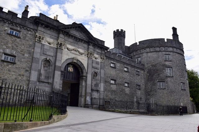 猫とビールの街、アイルランド・キルケニーの巨大な石造りの城 世界の美しい城（第13回） | JBpress autograph