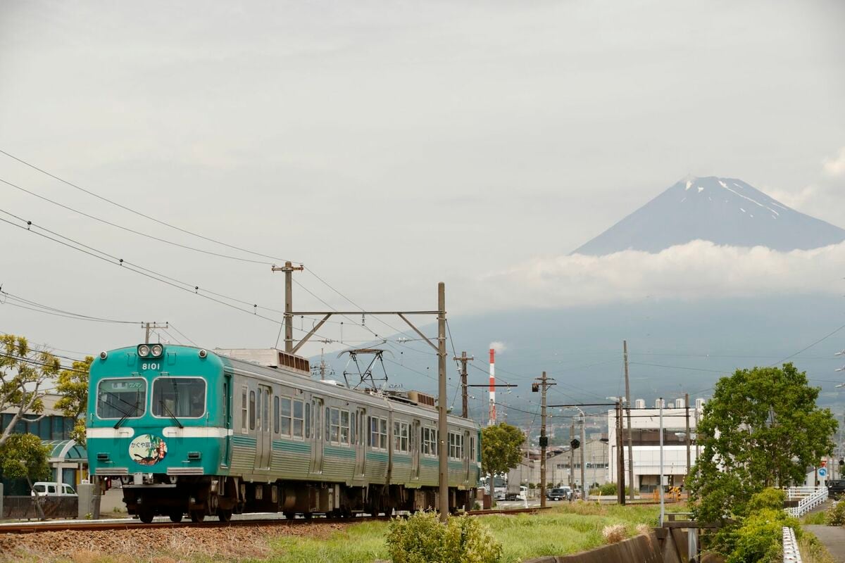 富士山にもっとも寄り添って走る…10駅すべてから富士山が望める岳南電車、人気の「夜景電車」は11月に2回運行 大人の鉄道旅（10）(2/2) | JBpress (ジェイビープレス)